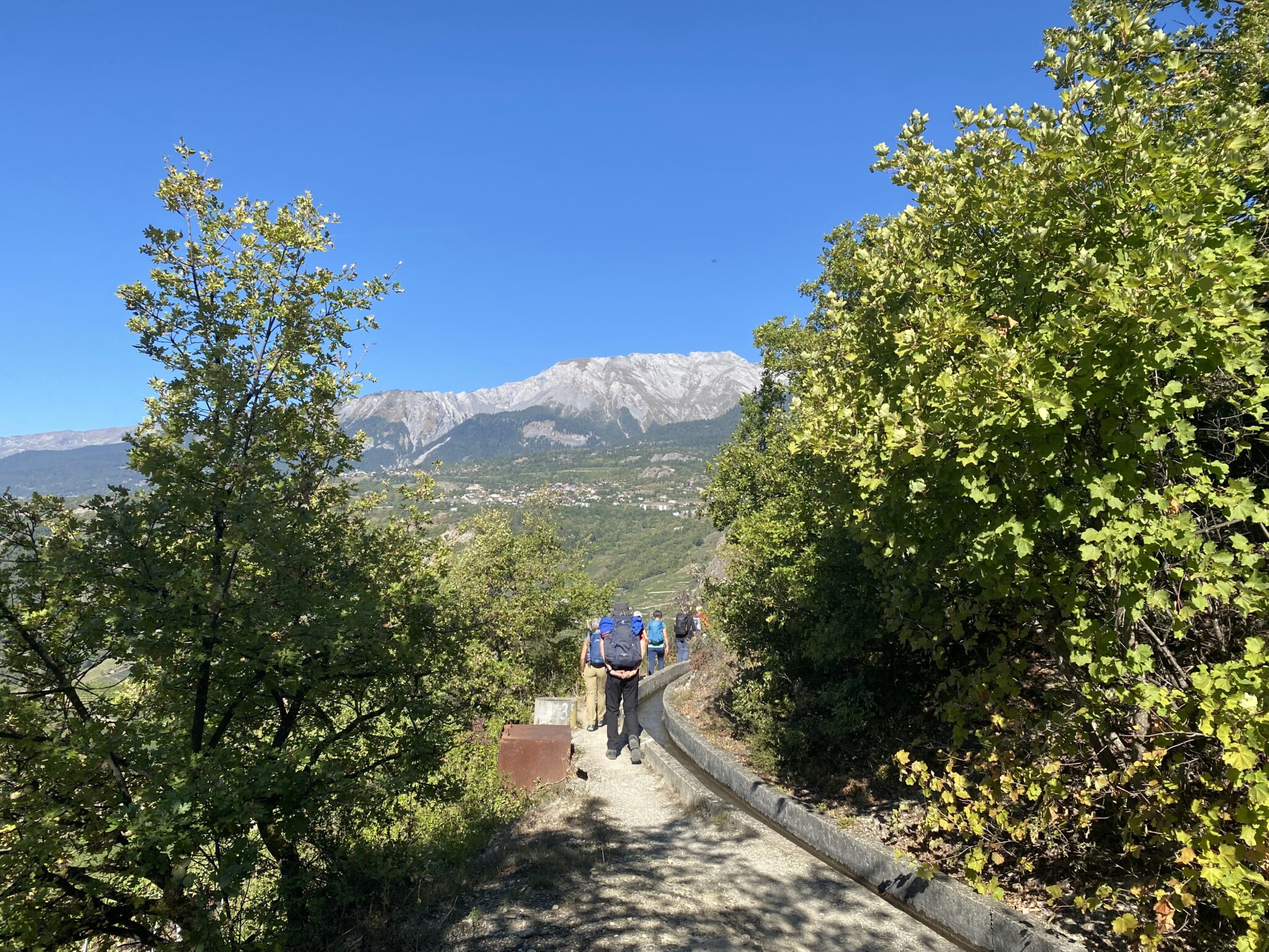 Grand Bisse de Lens und Bisse de Sillonin – Wandern mit Freunden
